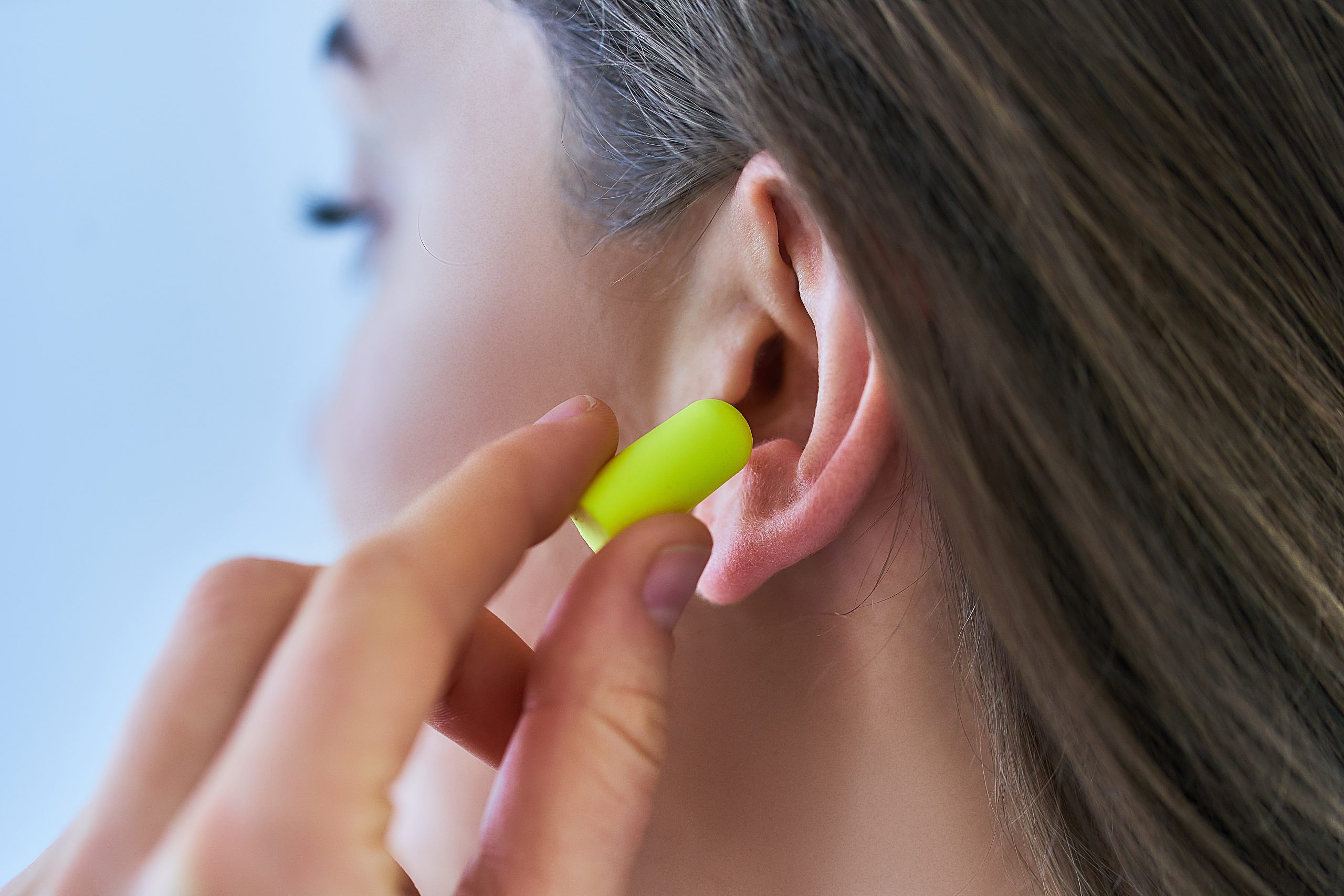 How does loud noise damage hearing?